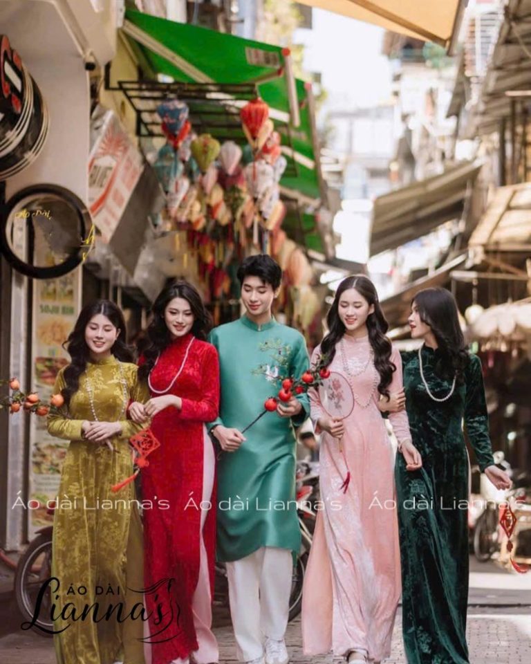 Những mẫu áo dài du xuân được yêu thích nhất